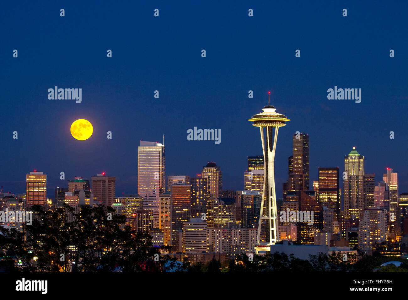 Moon rising over washington hi-res stock photography and images - Alamy