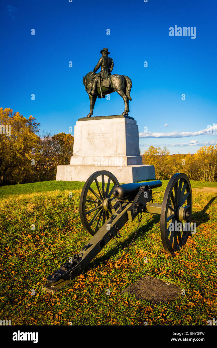 Cannon and statue in Gettysburg, Pennsylvania Stock Photo - Alamy