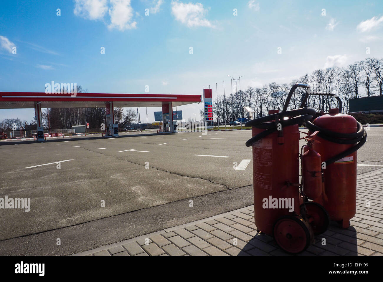 Empty gas stations hi-res stock photography and images - Alamy