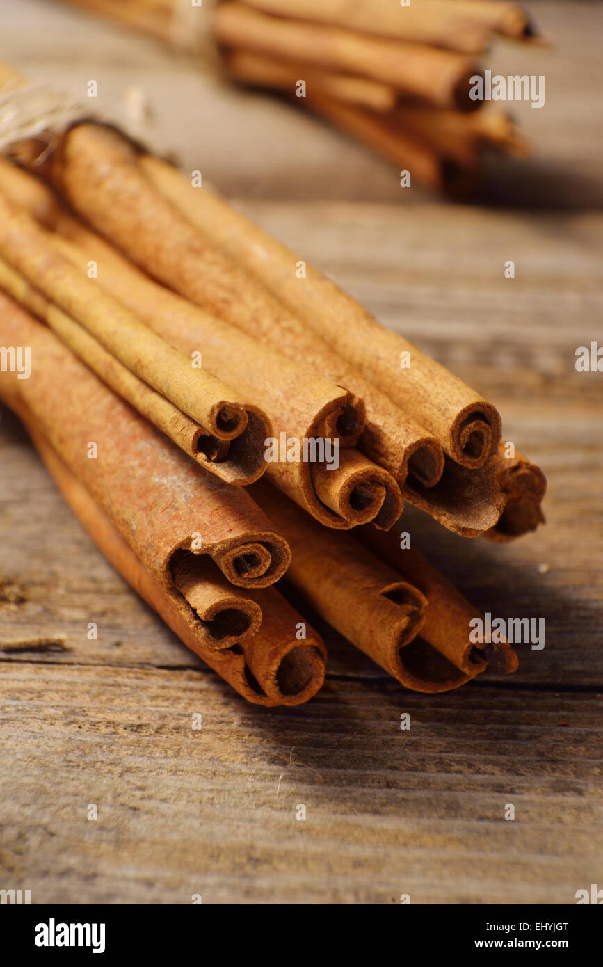 cinnamon sticks on wooden background Stock Photo - Alamy