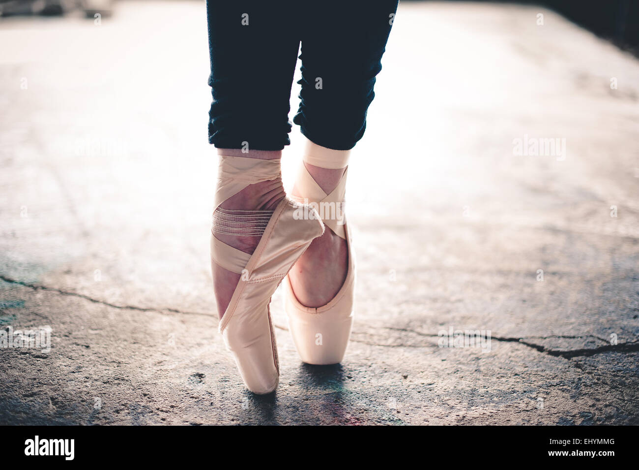 Legs of a ballet dancer standing en pointe Stock Photo - Alamy