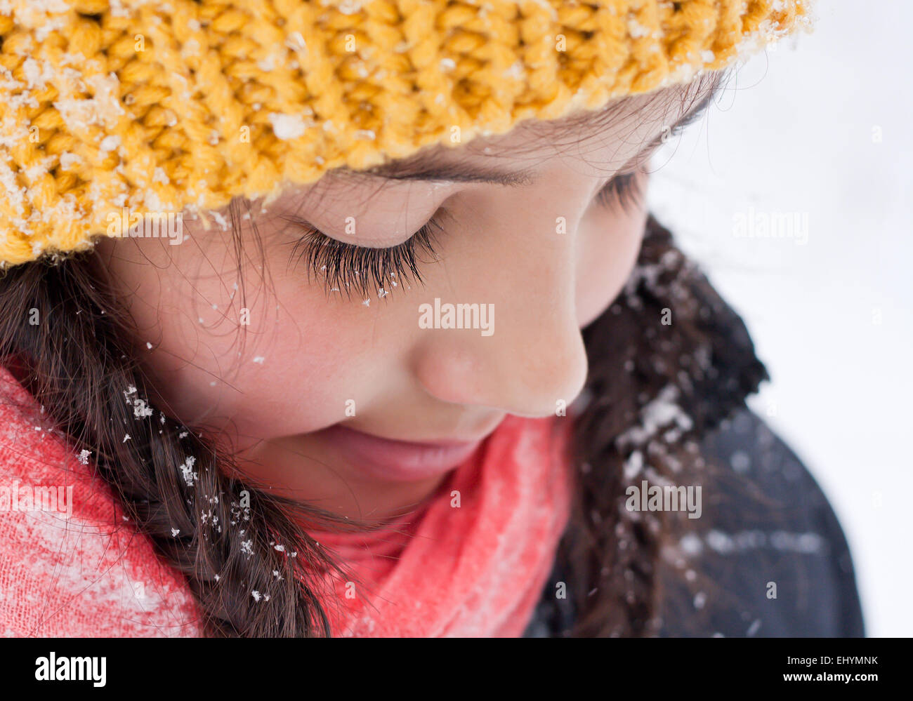 Girl looking down hi-res stock photography and images - Alamy