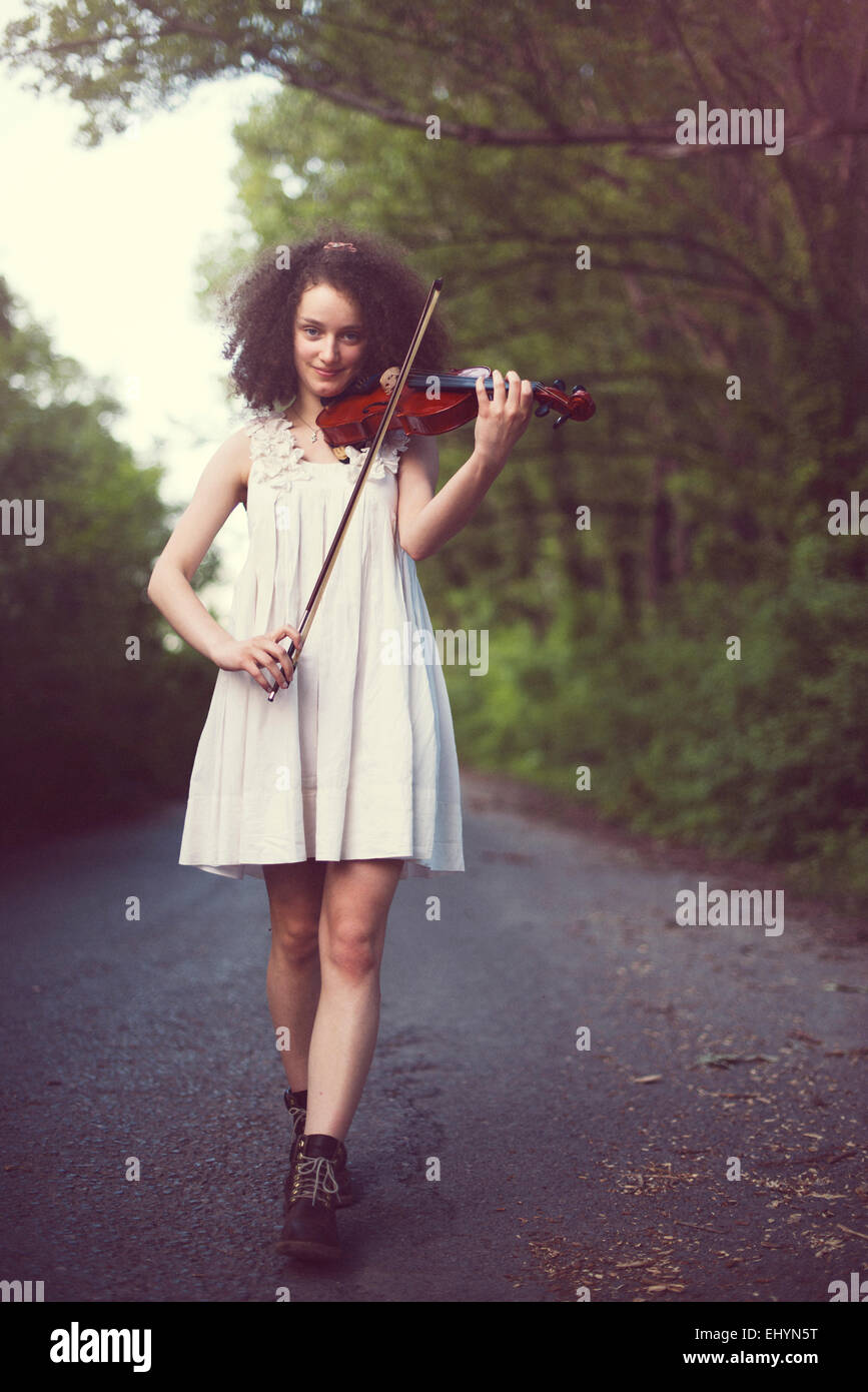 Young woman playing the violin Stock Photo - Alamy