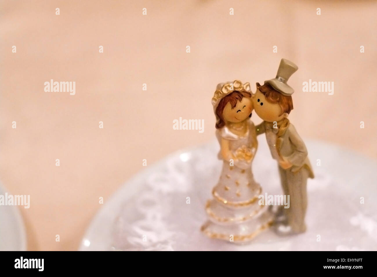 Kissing couple cake hi-res stock photography and images - Alamy