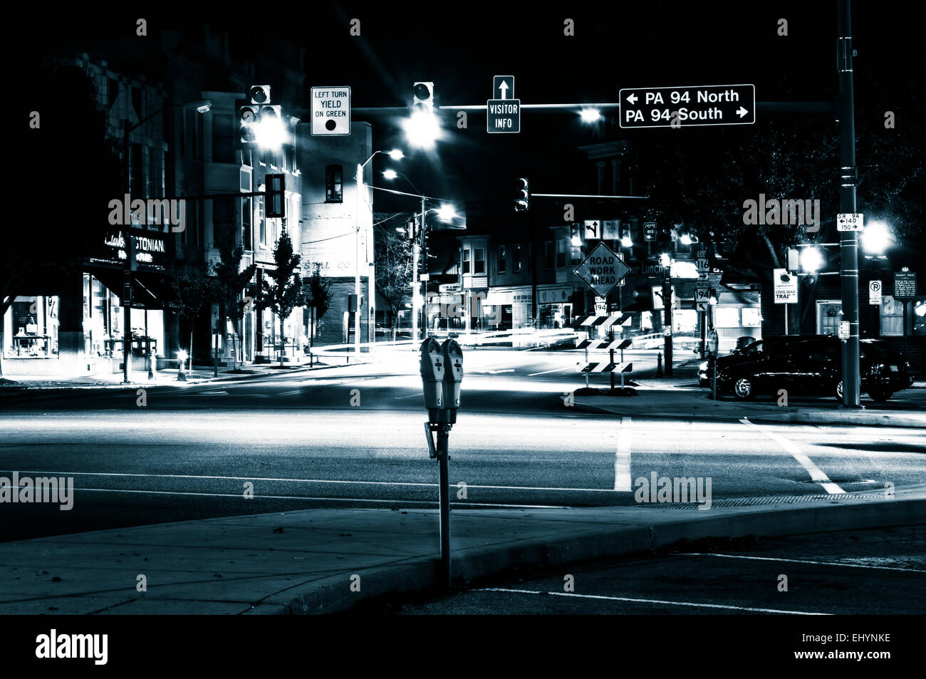 Intersection at night hi-res stock photography and images - Alamy