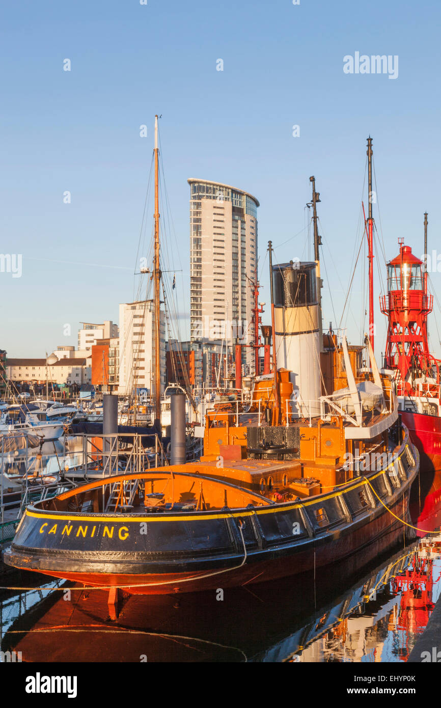 Ships at the waterfront docks hi-res stock photography and images - Alamy
