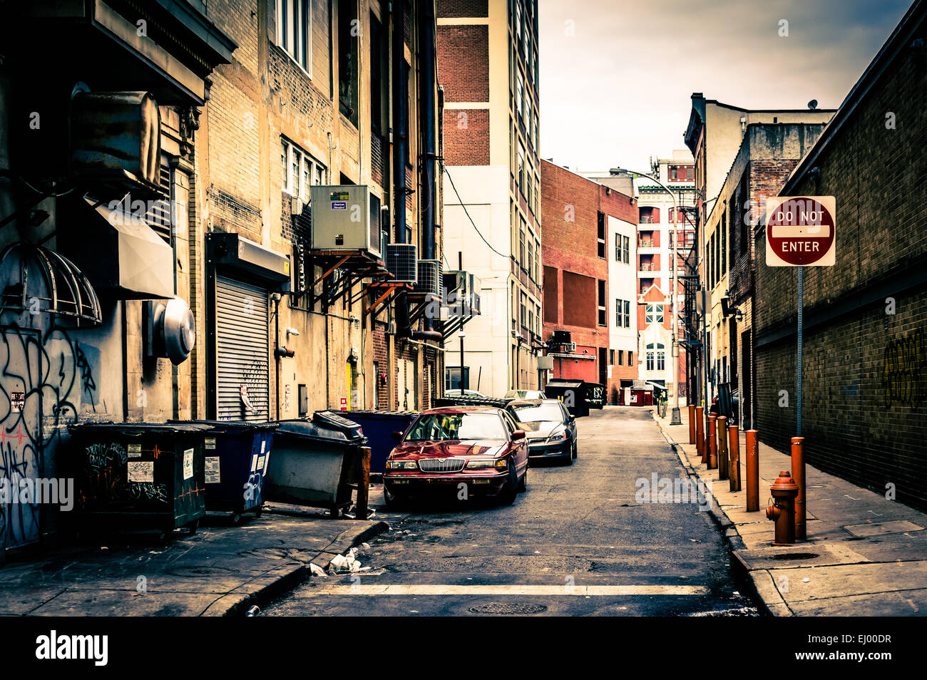 Narrow alley in downtown Philadelphia, Pennsylvania Stock Photo - Alamy