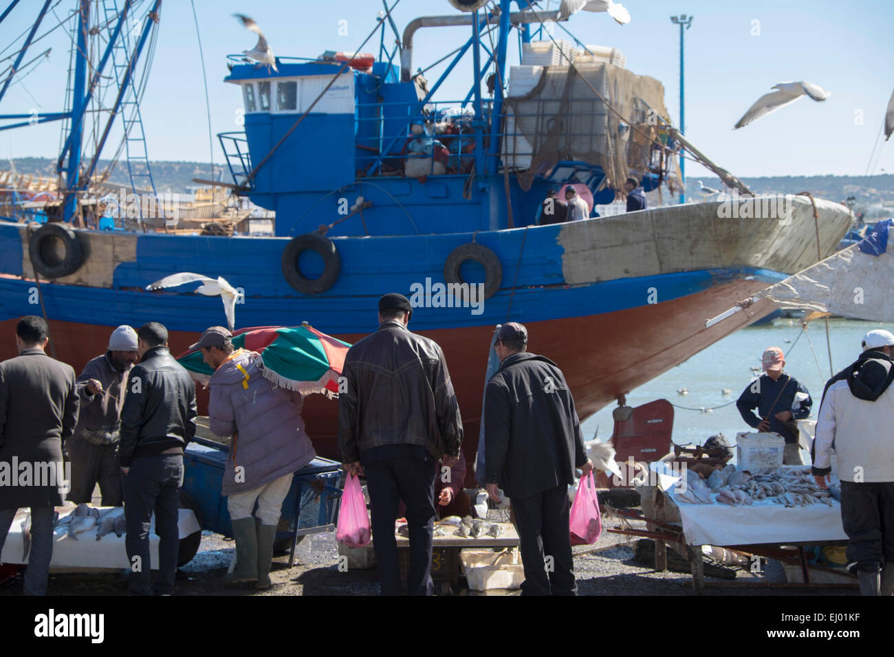 Fish stalls hi-res stock photography and images - Alamy