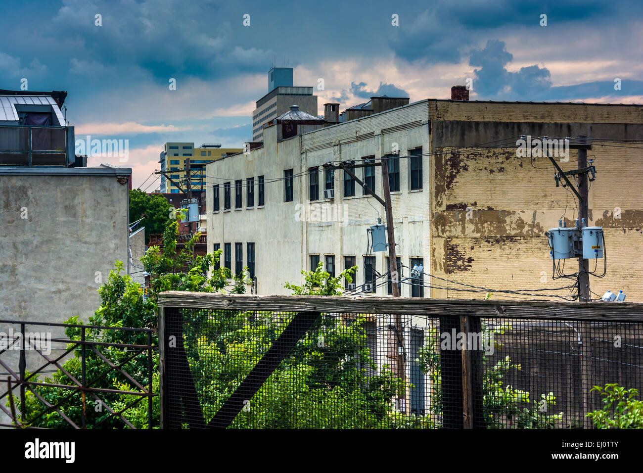 Urban viaduct fence hi-res stock photography and images - Alamy