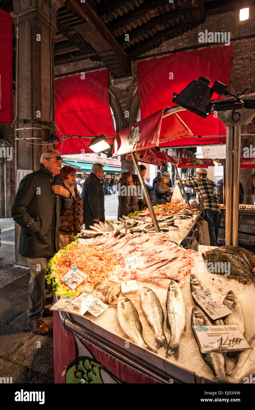 Rialto fish market in the San Polo district Stock Photo - Alamy