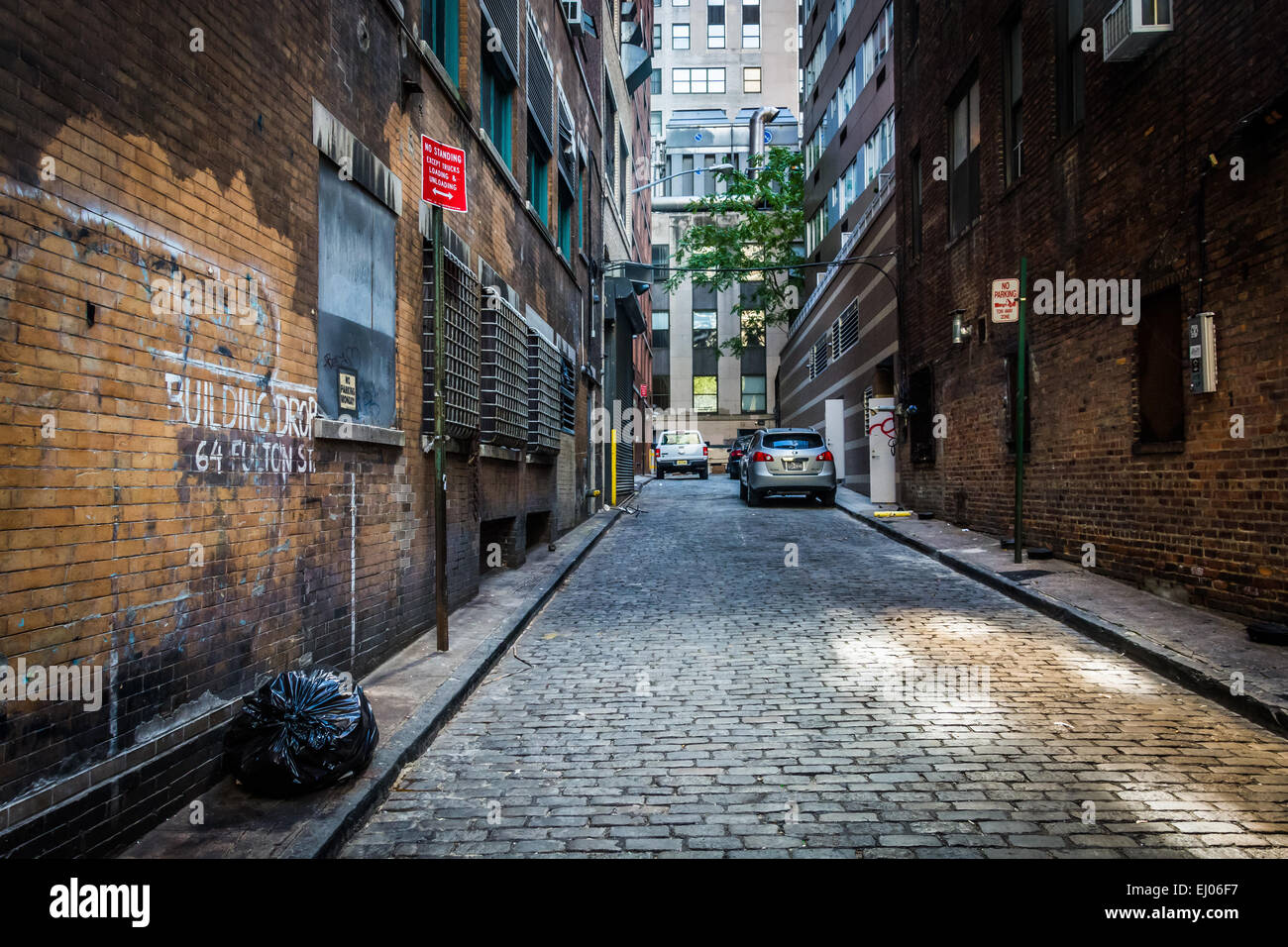 New york alley dark hi-res stock photography and images - Alamy