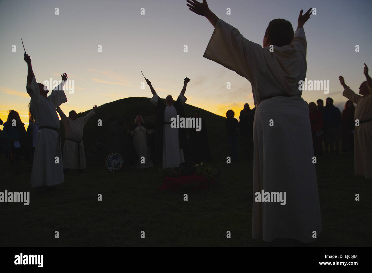 Bryn Celli Ddu Burial Chamber, Summer Solstice, Llandaniel, Anglesey ...