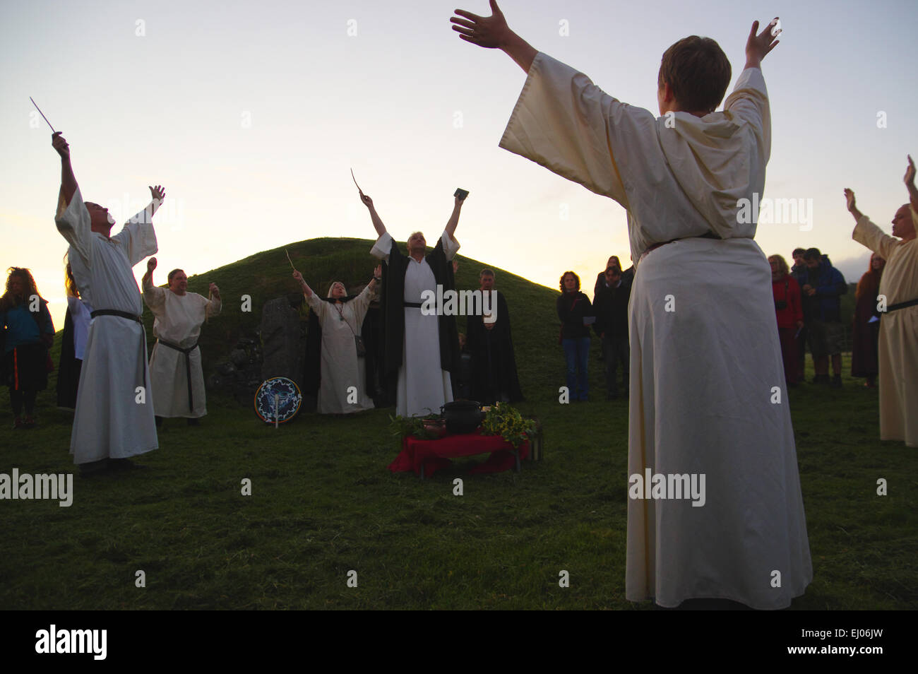 Bryn Celli Ddu Burial Chamber, Summer Solstice, Llandaniel, Anglesey ...