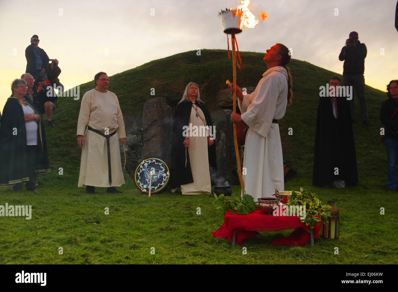 Bryn Celli Ddu Burial Chamber, Summer Solstice, Llandaniel, Anglesey ...
