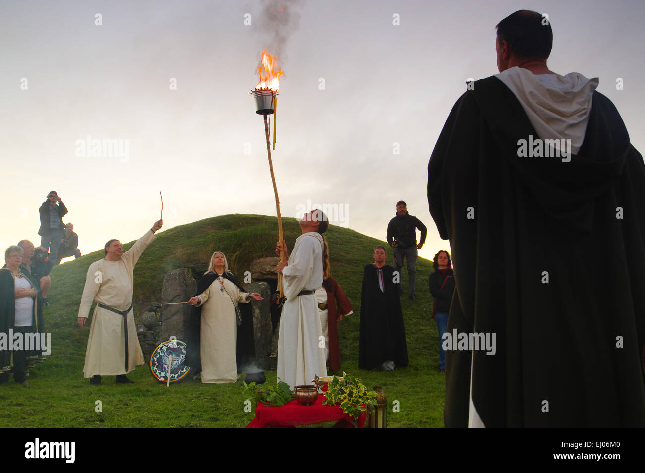 Bryn Celli Ddu Burial Chamber, Summer Solstice, Llandaniel, Anglesey ...