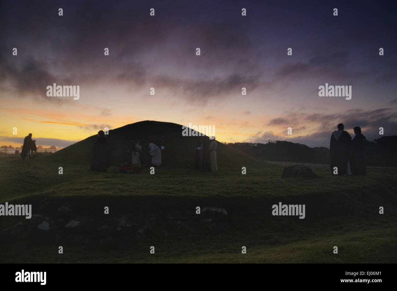 Bryn Celli Ddu Burial Chamber, Summer Solstice, Llandaniel, Anglesey ...