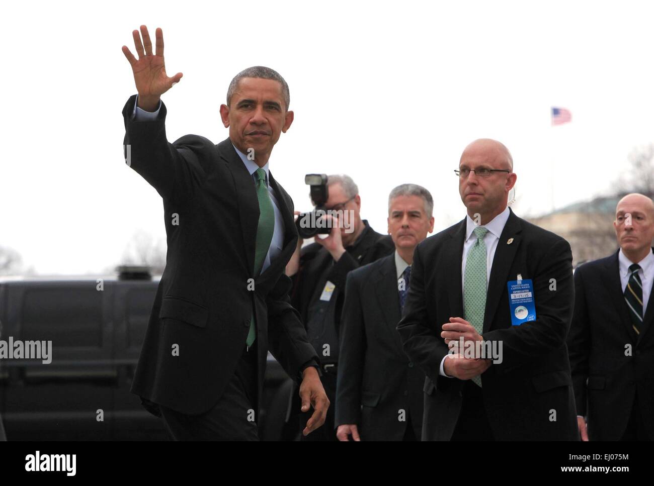 With a Secret Service agent at his side United States President Barack ...
