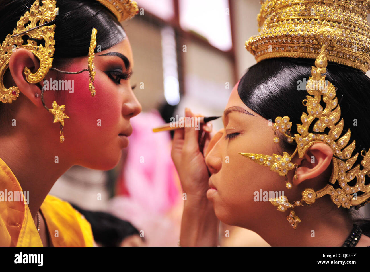 Bangkok, Thailand. 19th Mar, 2015. Thai student performers prepare for ...