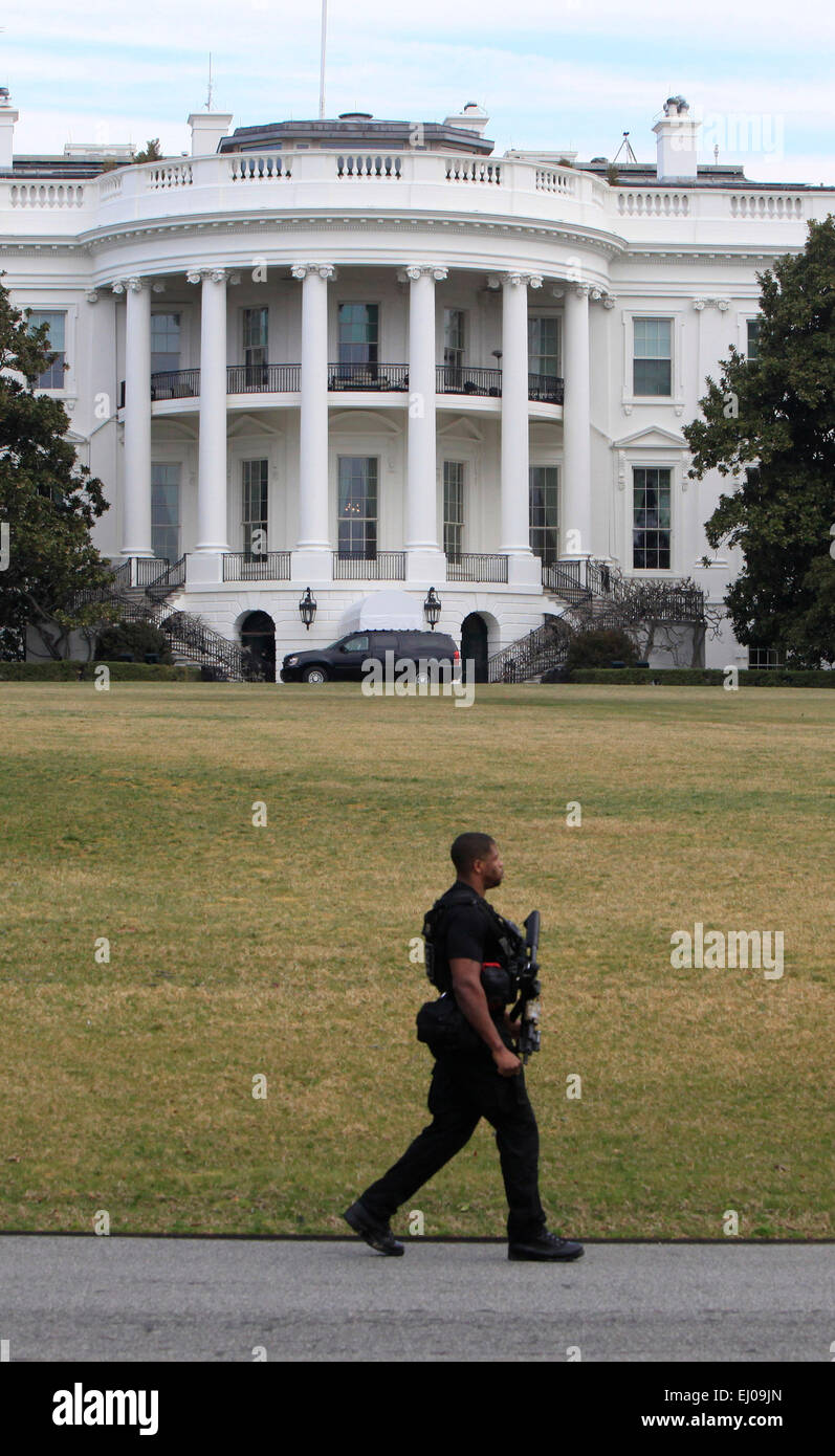 A Secret Service guard on the South Lawn of the White House in ...
