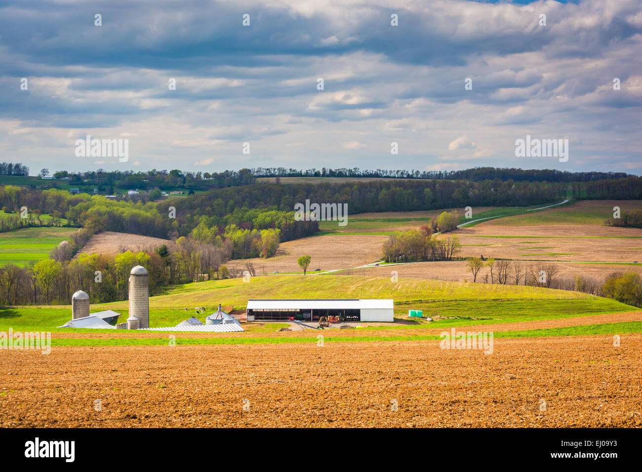 Rolling hills in spring hi-res stock photography and images - Alamy