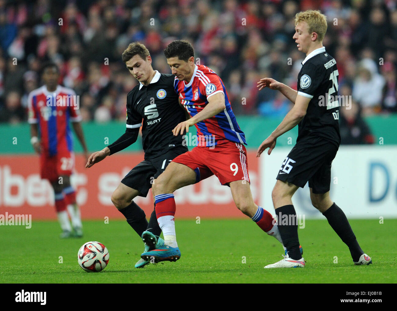 Bayern Munich's Robert Lewandowski (C) and Braunschweig's Julius Dueker ...