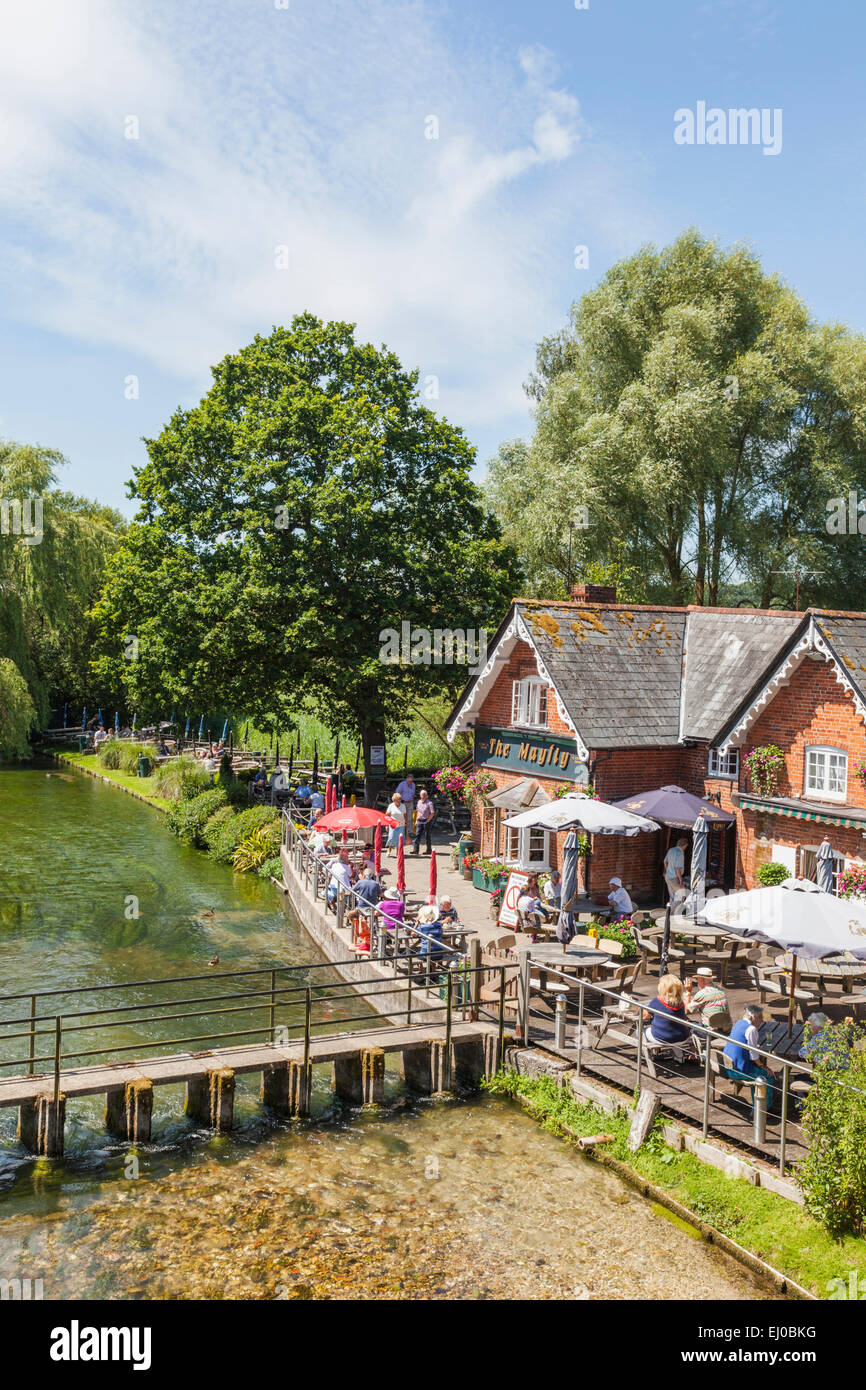 England, Hampshire, Stockbridge, The Mayfly Riverside Pub and River ...