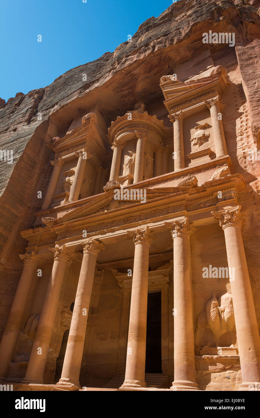 The Treasury of the Pharaoh building carved into the rock face at Petra ...