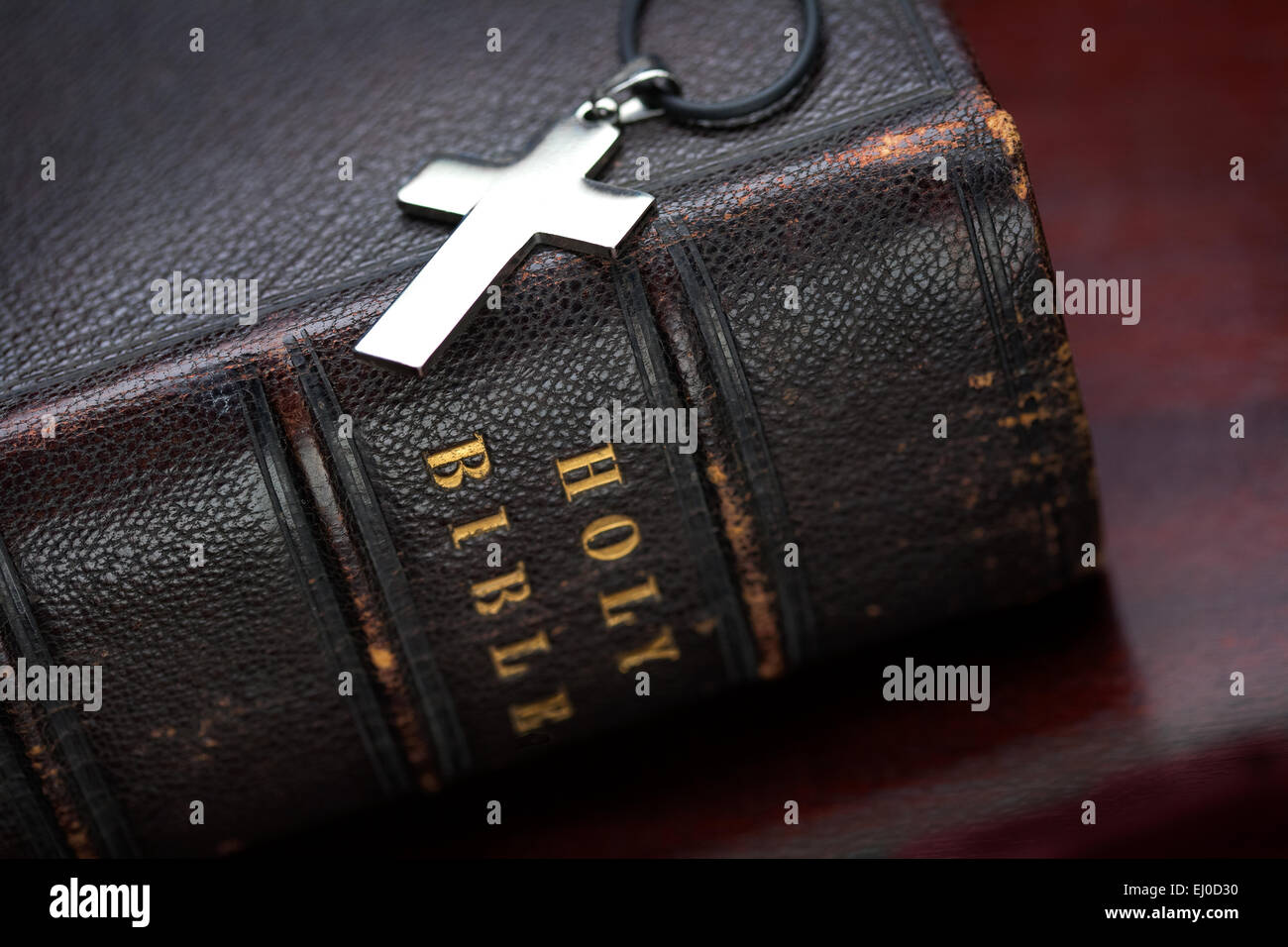 Silver cross hi-res stock photography and images - Alamy
