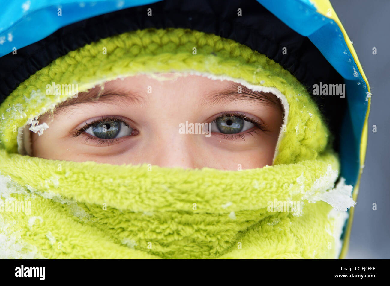 People bundled up winter hi-res stock photography and images - Alamy