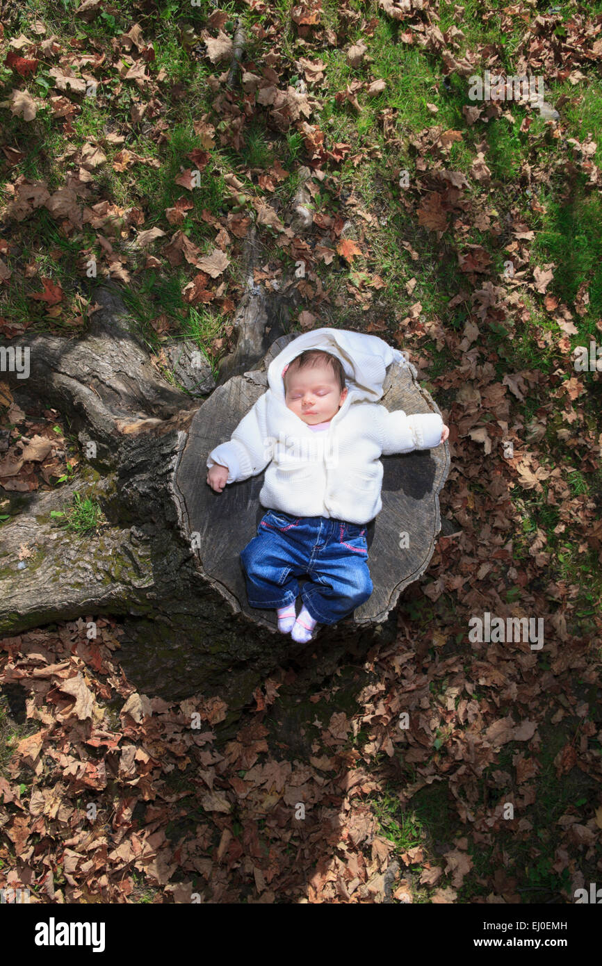 Newborn baby outside hi-res stock photography and images - Alamy