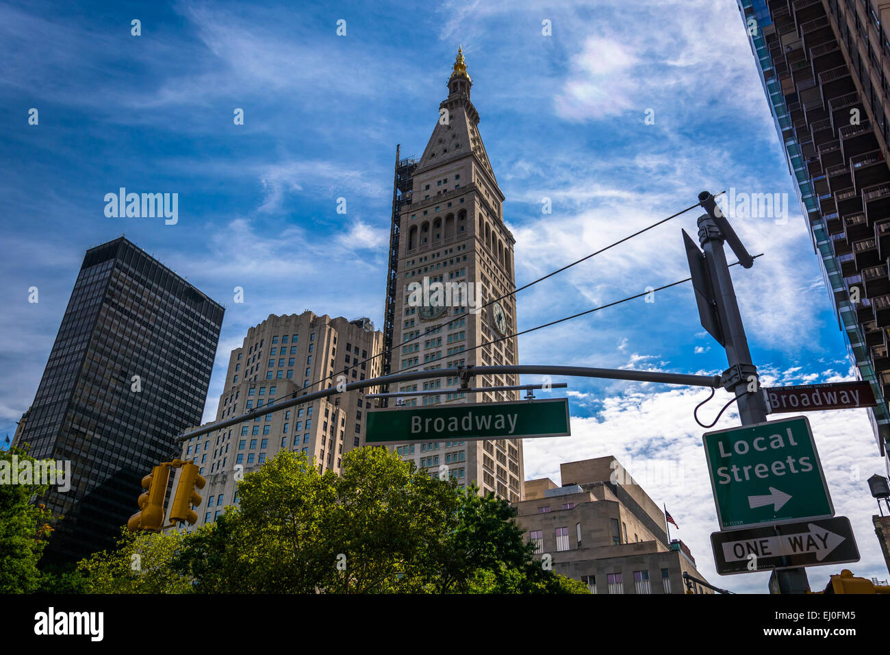The Metropolitan Life Insurance Company Tower and Broadway street sign ...