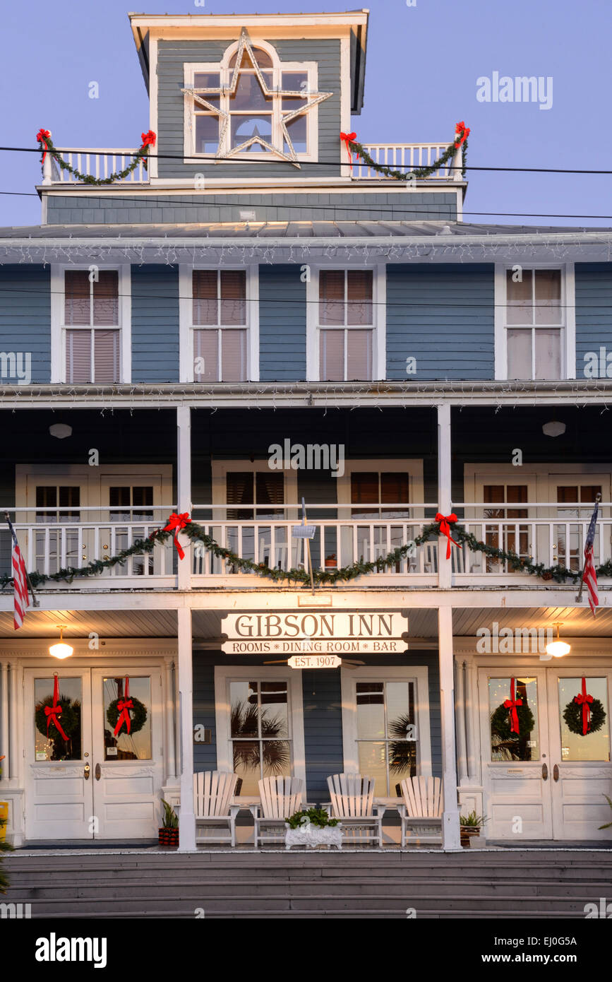 USA, Florida, Franklin County, Apalachicola, Gibson Inn, hotel, porch ...