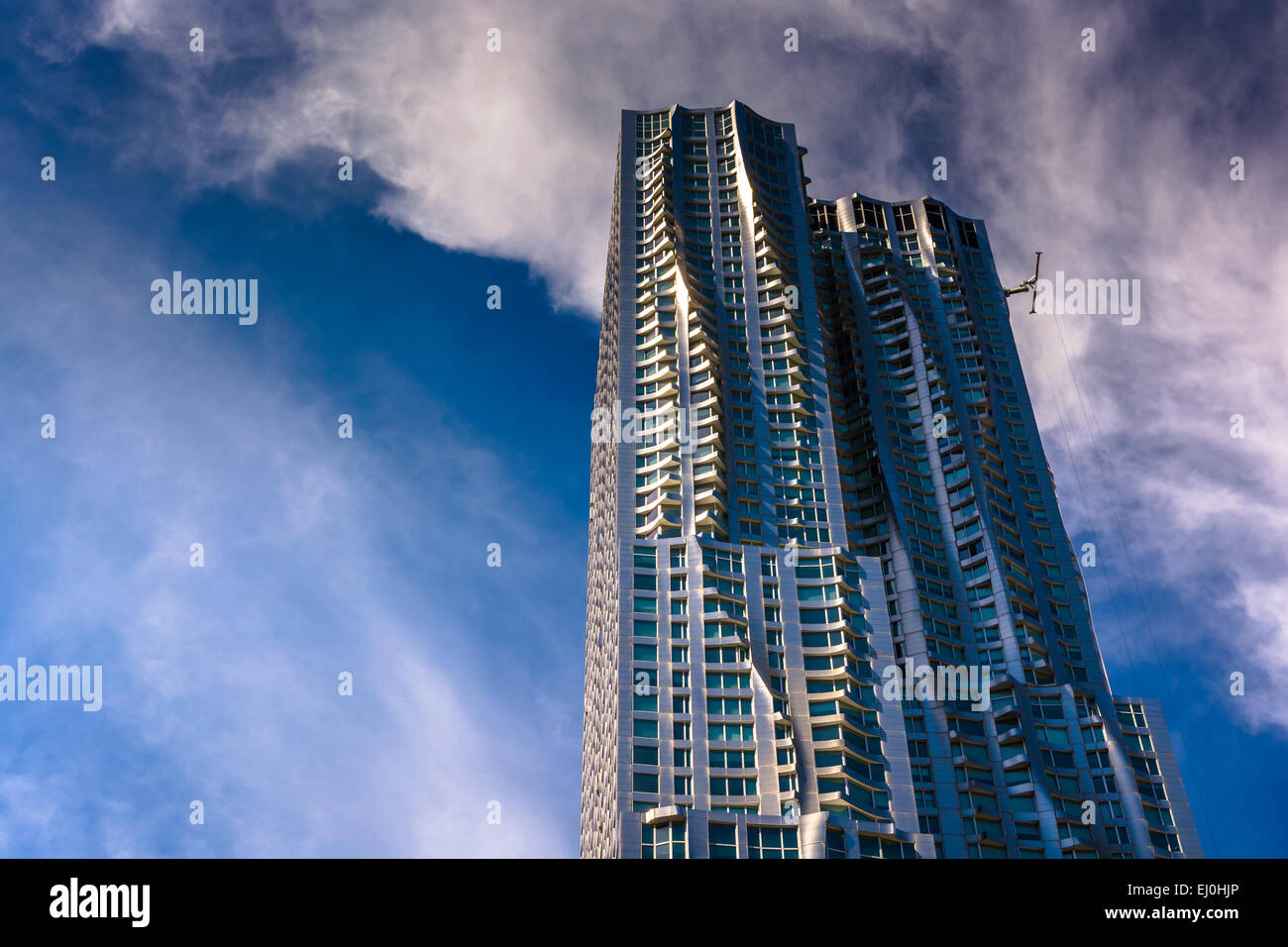 Top of a skyscraper hi-res stock photography and images - Alamy