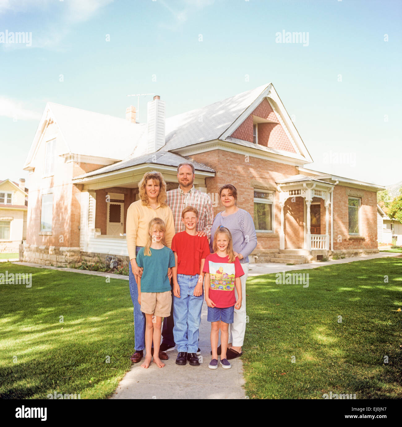 MANTI, UT – SEPTEMBER 13: A family that practices polygamy poses for a ...
