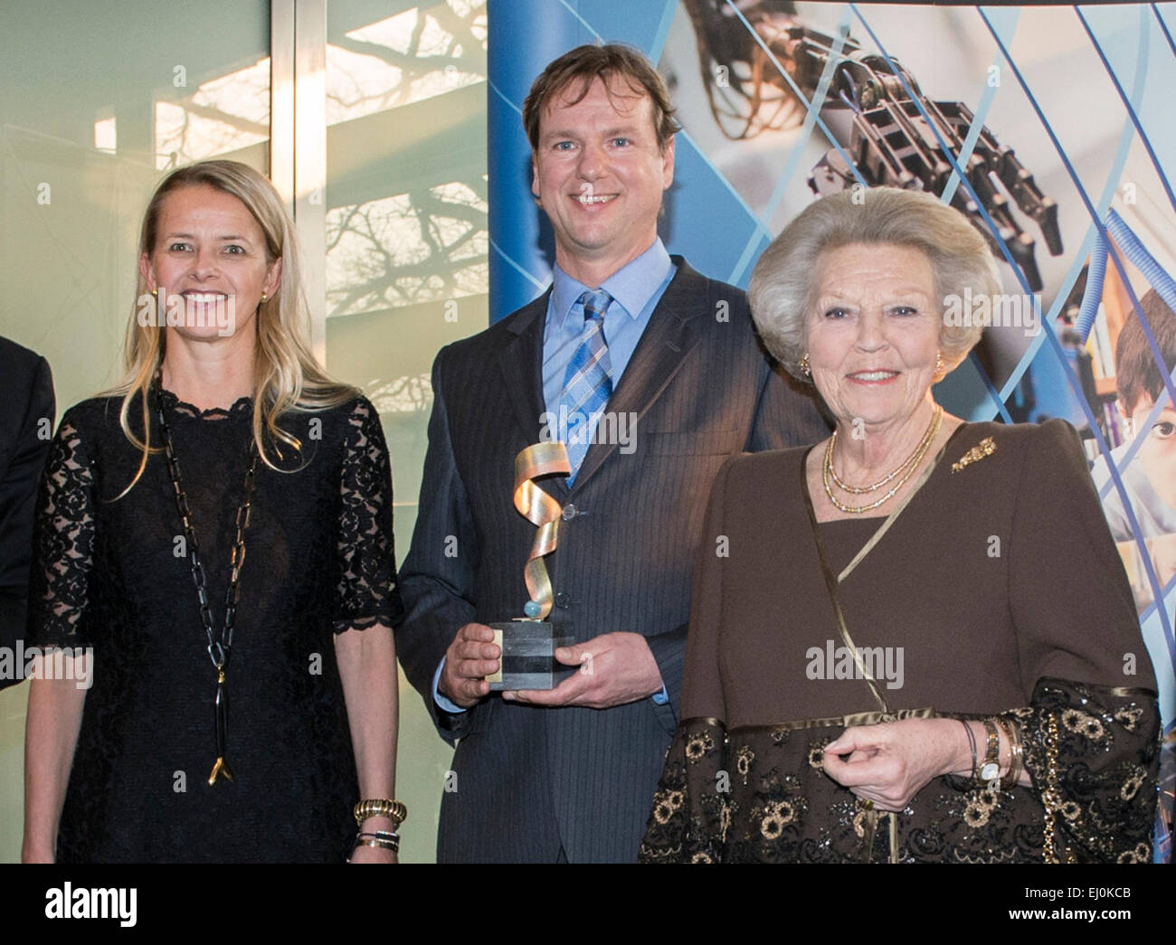 Dutch Princess Mabel (L), Dutch Princess Beatrix (R) and prize winner ...