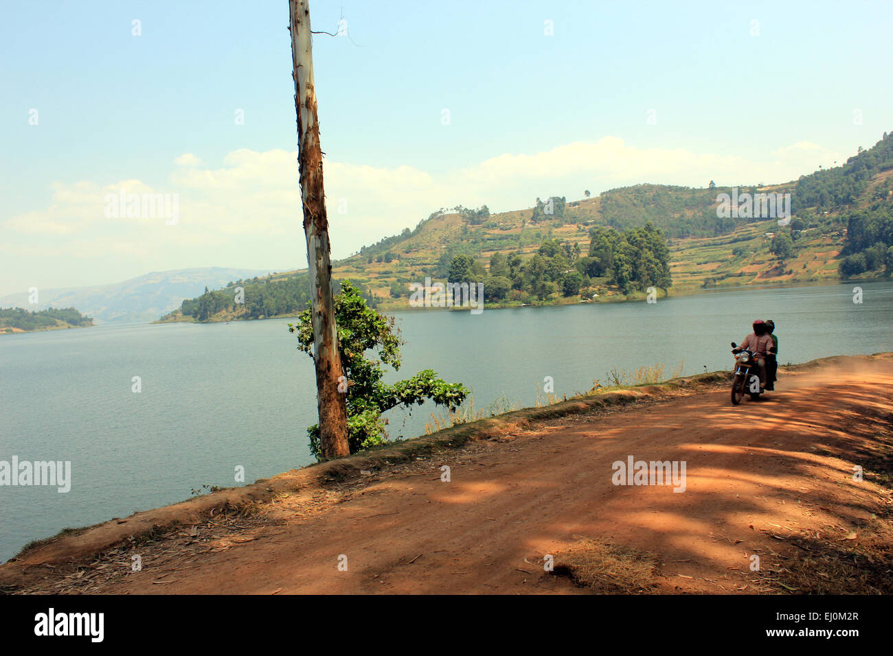 A road skirts Lake Bunyonyi, Africa's deepest fresh water body Stock ...