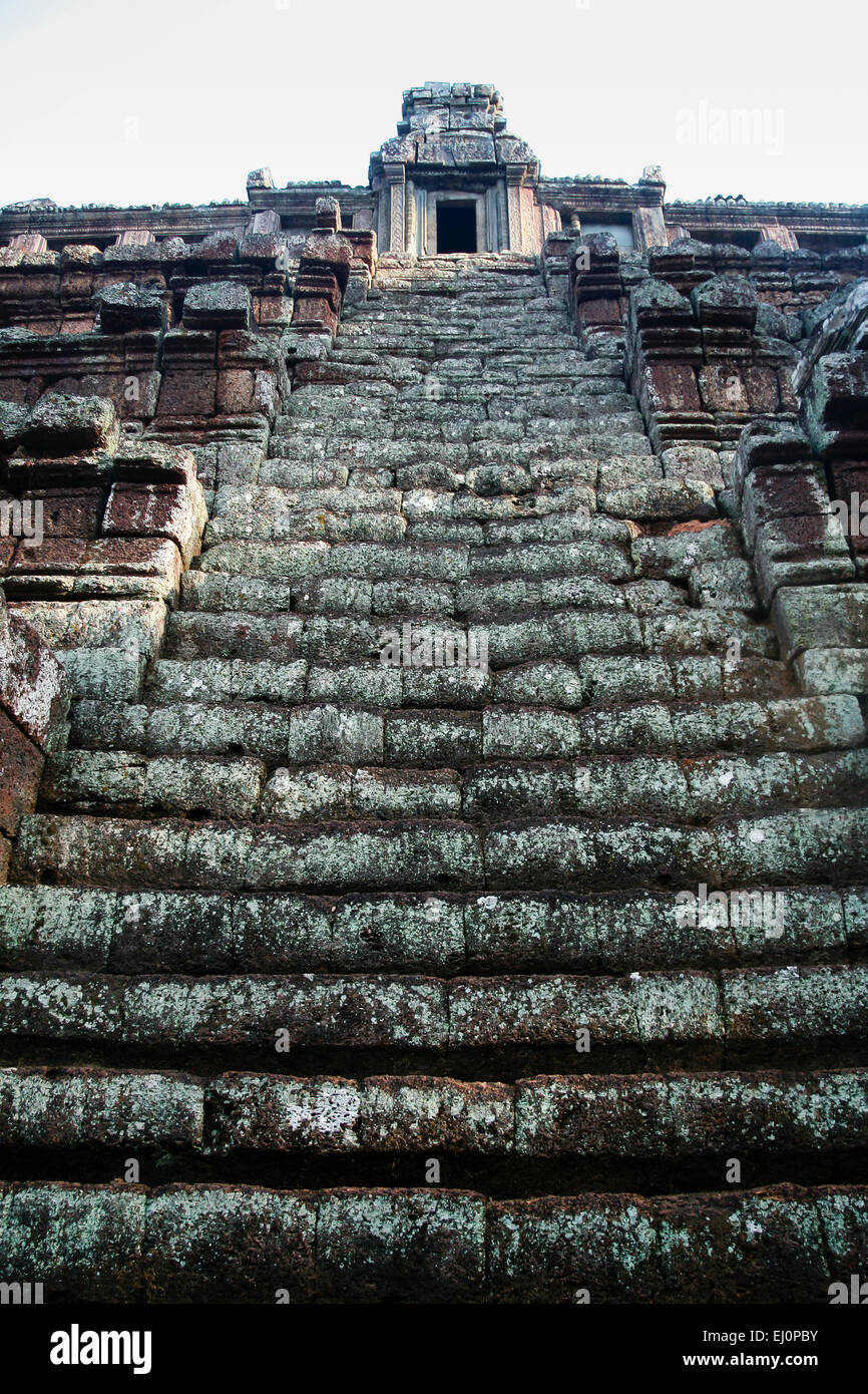Steep temple steps hi-res stock photography and images - Alamy