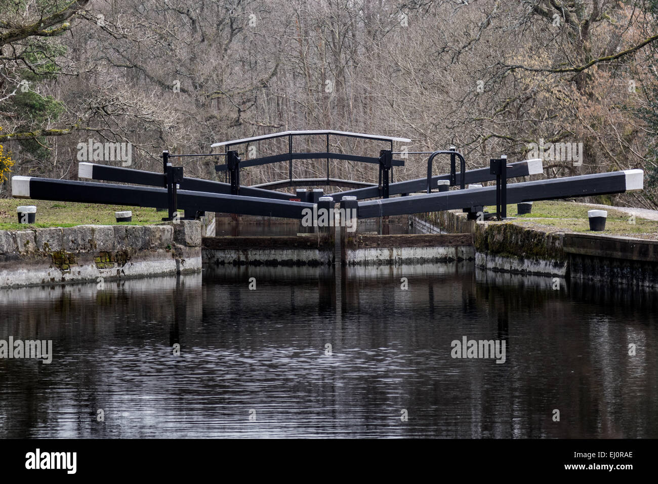 Closed lock gates on the Basingstoke Canal on the Deepcut Steps near ...