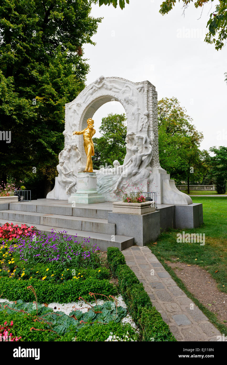 Golden statue of strauss hi-res stock photography and images - Alamy