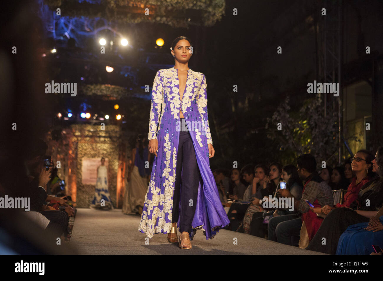 Indian models walk the ramp hi-res stock photography and images - Alamy