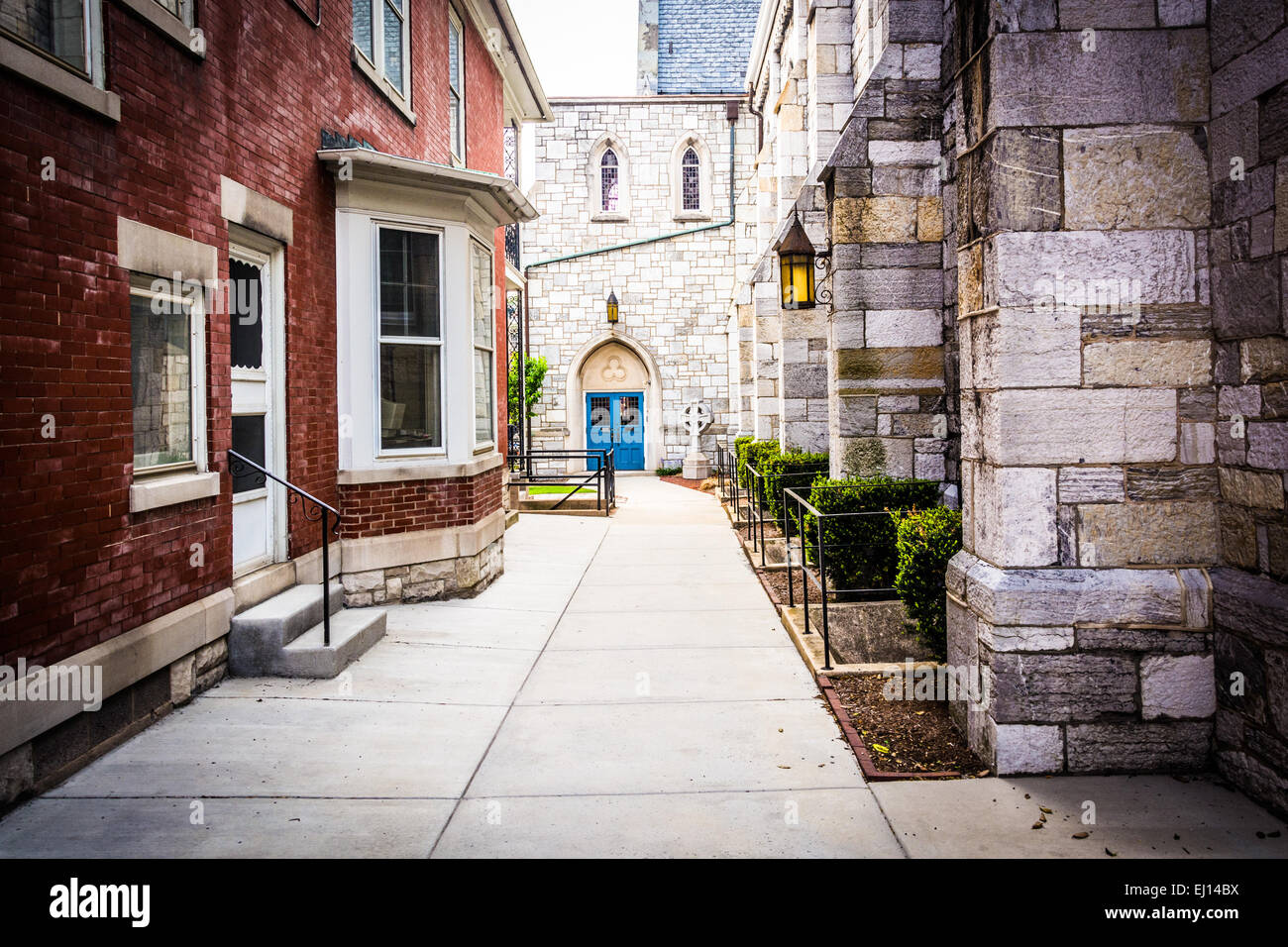 Dark street between old buildings hi-res stock photography and images ...