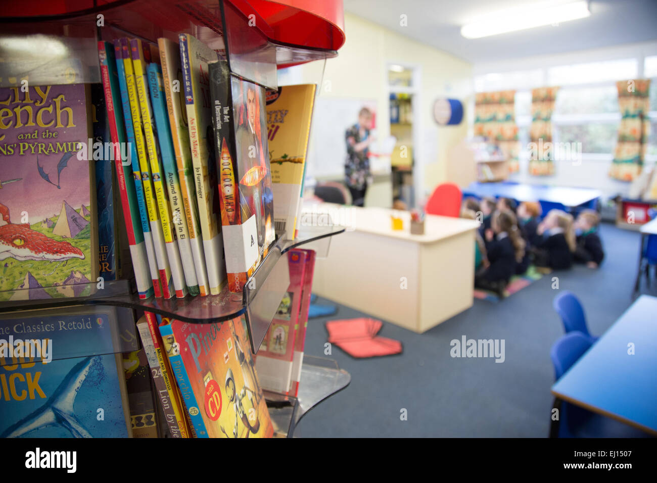 A teacher teaches a class in a UK primary school classroom Stock Photo ...