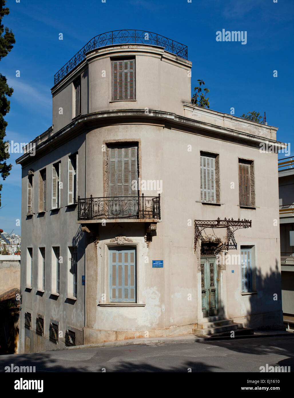 Typical Athens house in Athens, Greece Stock Photo - Alamy