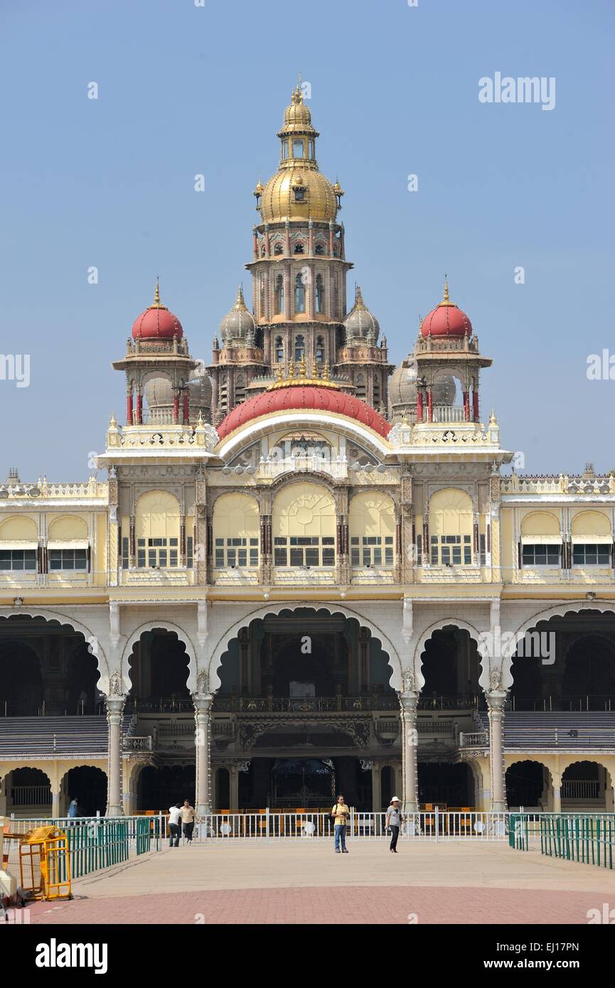 Palace of mysore hi-res stock photography and images - Alamy