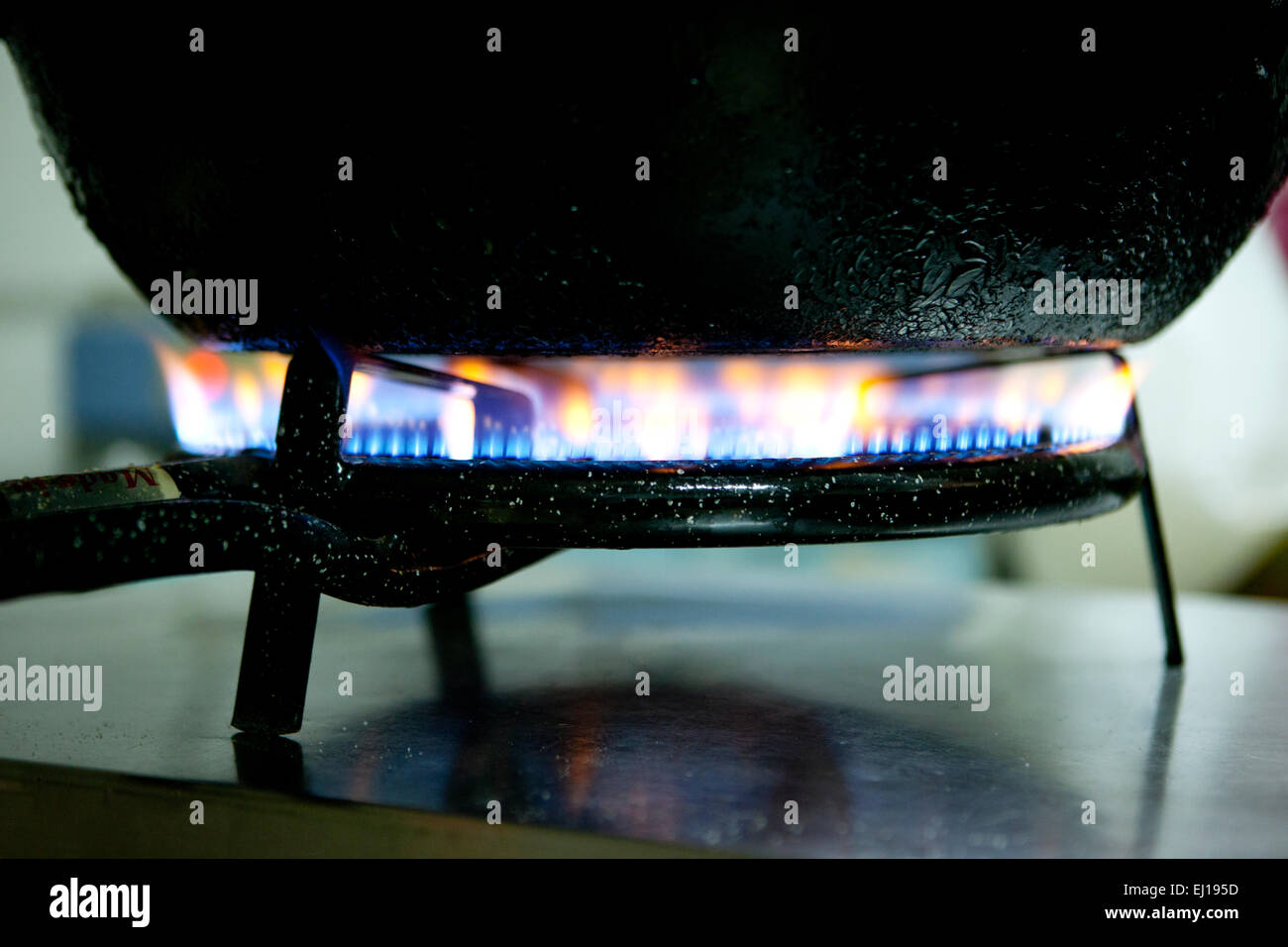 Big pan on stove hi-res stock photography and images - Alamy