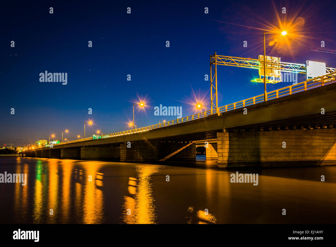 Bridge over potomac river night hi-res stock photography and images - Alamy