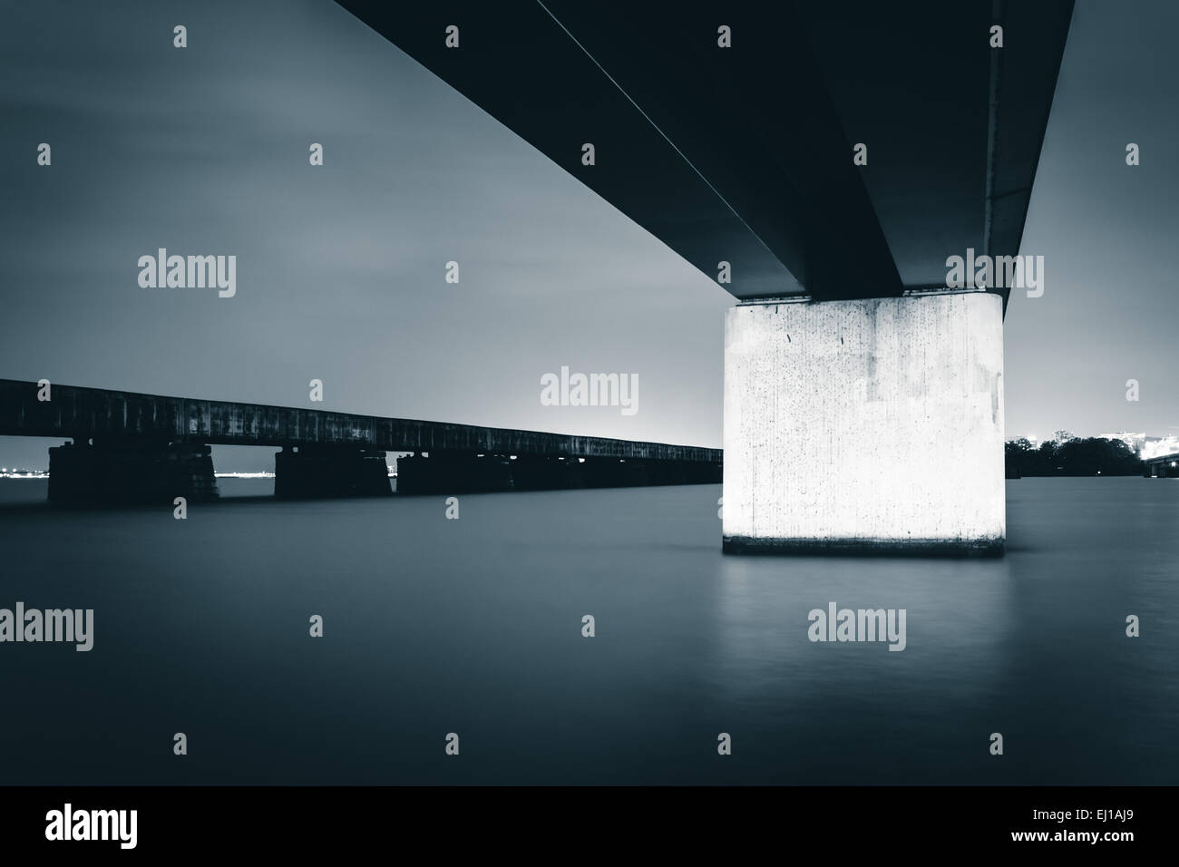 Bridge over potomac river night hi-res stock photography and images - Alamy