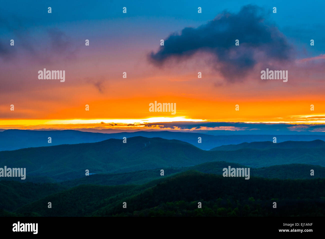 Colorful spring sunset over the Blue Ridge Mountains, seen from Skyline ...