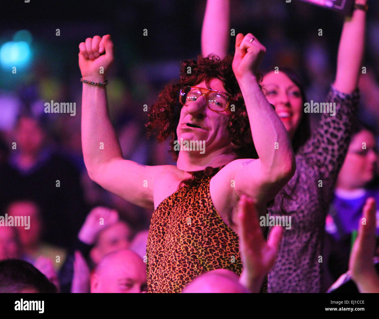 Darts action crowd fans hi-res stock photography and images - Alamy