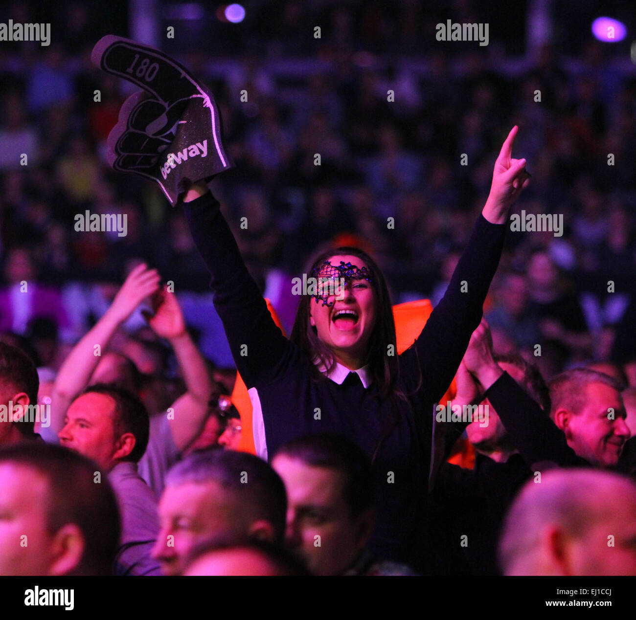 Darts action crowd fans hi-res stock photography and images - Alamy